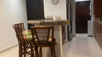 Apartamento, vista para a praia | Cozinha privada