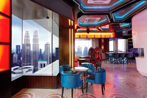 Este bar no terraço do hotel, junto à piscina, aberto diariamente