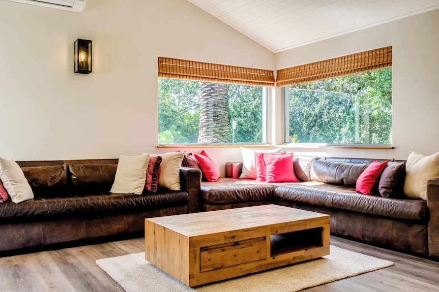 Charming Home With Mountain Views At Rivendell - ケープタウン