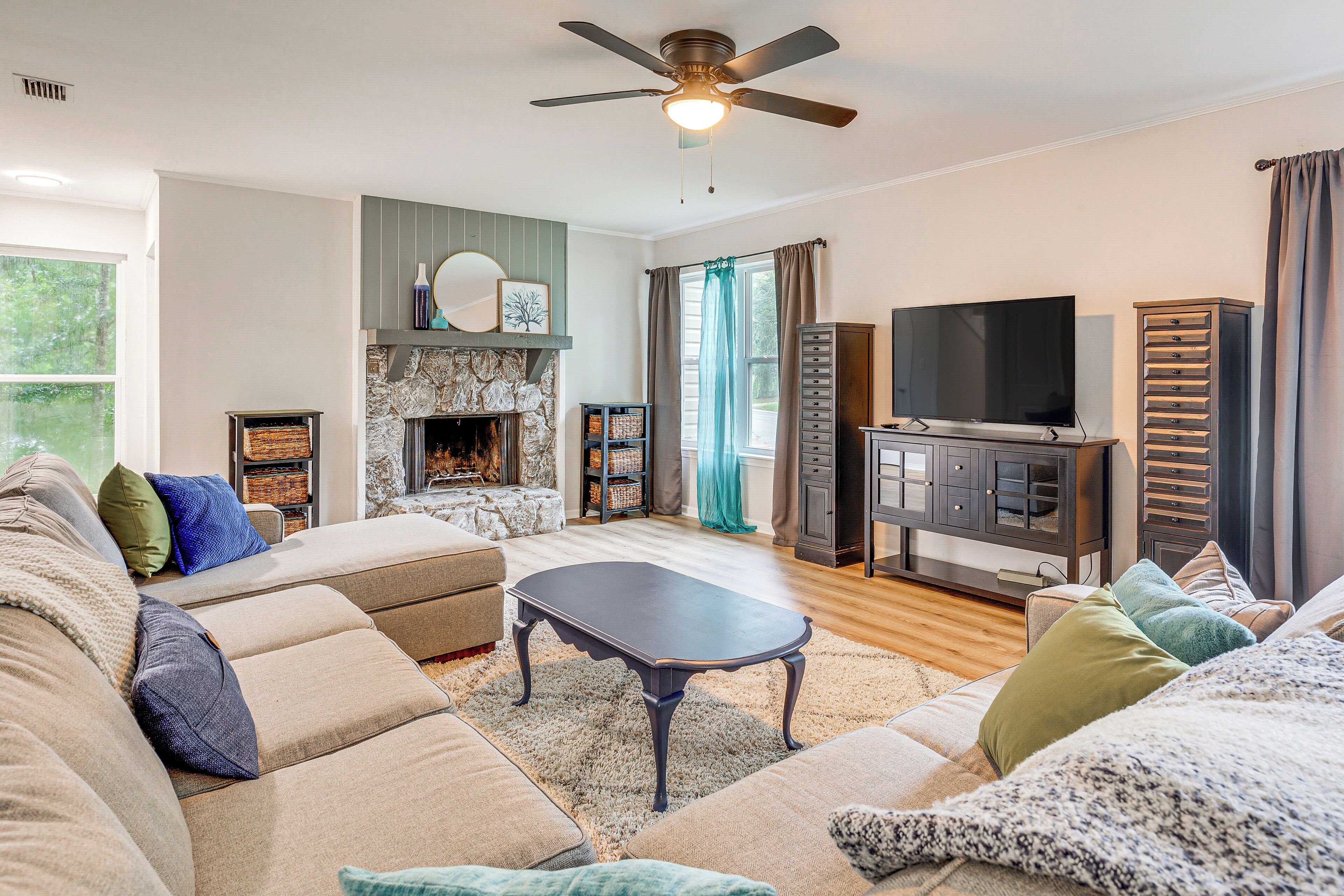 Daphne Home W/ Deck: Close To Beaches & Parks! - Fairhope