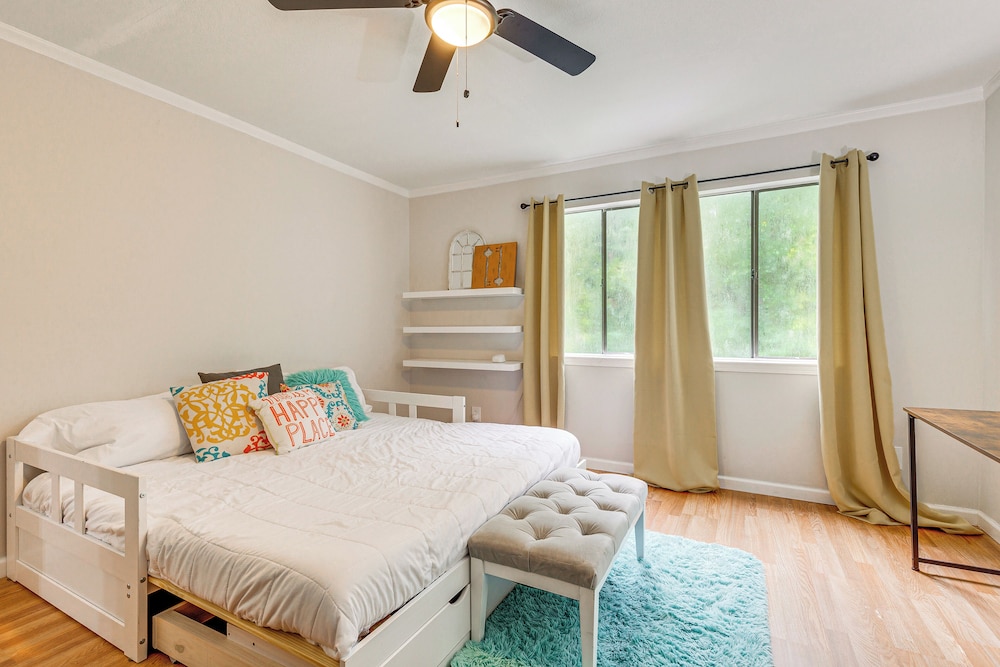 Daphne Home W/ Deck: Close To Beaches & Parks! - Daphne, AL