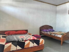 Quarto Familiar | Secretária, roupa de cama fornecida 