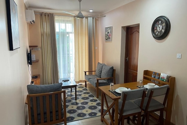Apartamento conforto, 2 quartos, sacada, vista para a montanha | Área de estar | TV de tela plana, impressoras