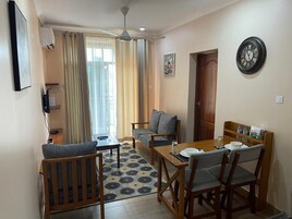 Apartamento Comfort, 2 quartos, varanda, vista para a montanha | Sala de estar | TV de ecrã plano, impressoras 