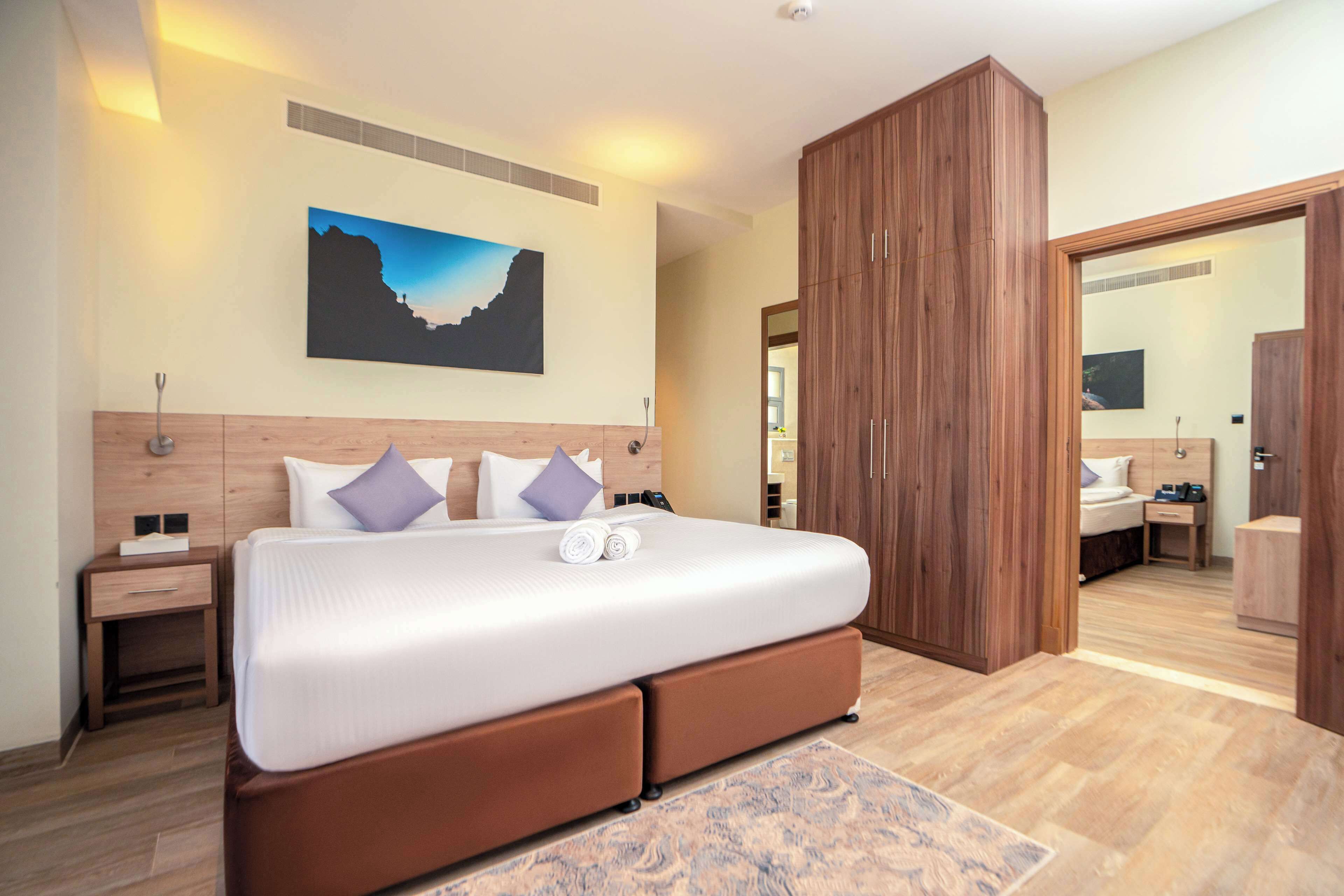 Frigobar, cofres nos quartos, cortinas blackout, quartos à prova de som