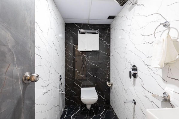 Quarto Triplo Deluxe | Casa de banho | Um polibã, toalhas fornecidas, sabão, papel higiénico 