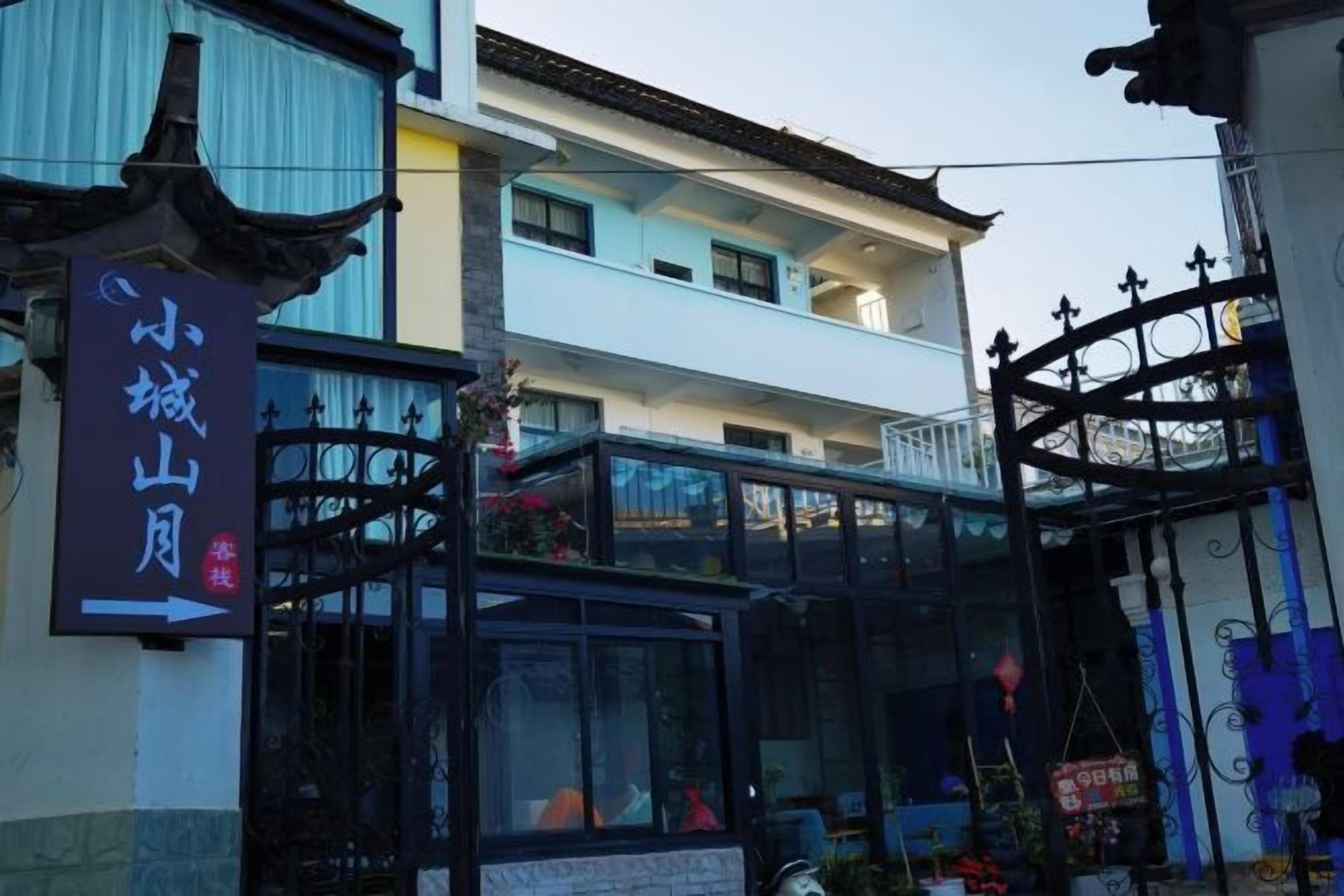 Um edifício tradicional com varanda e placa indicando um restaurante.