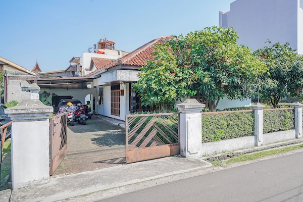 Spot On 94139 Nirma Guest House - Sumedang