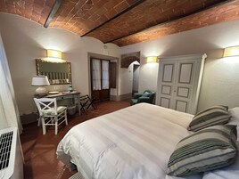 Quarto Duplo ou Twin Deluxe, pátio | Cofre no quarto, Wi-fi grátis 