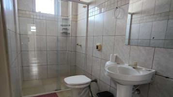 Quarto casal ou duplo standard, sacada, vista para a cidade | Banheiro | Chuveiro, toalhas de banho, papel higiênico