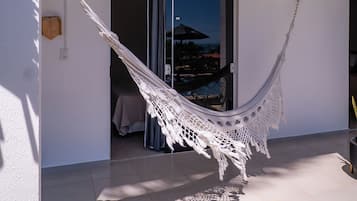 Quarto Duplo Deluxe, vista para a piscina | Cofre no quarto, ferro/tábua de engomar, Wi-fi grátis