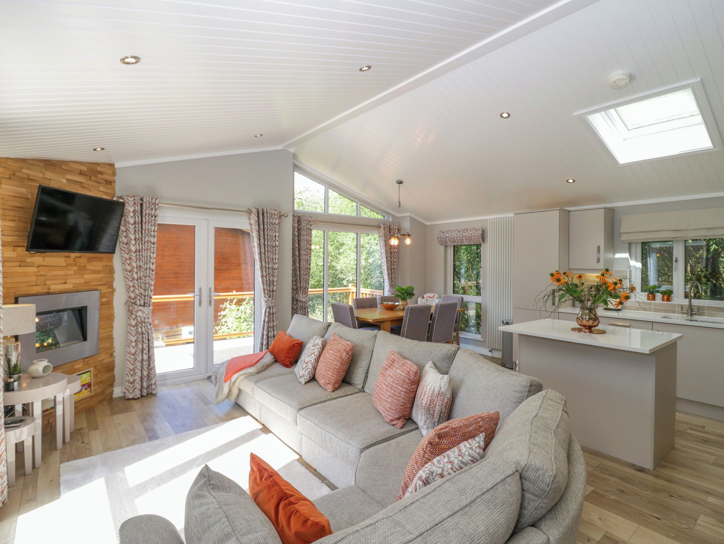 Waterside Lodge, Family Friendly, With Pool In Windermere - Coniston