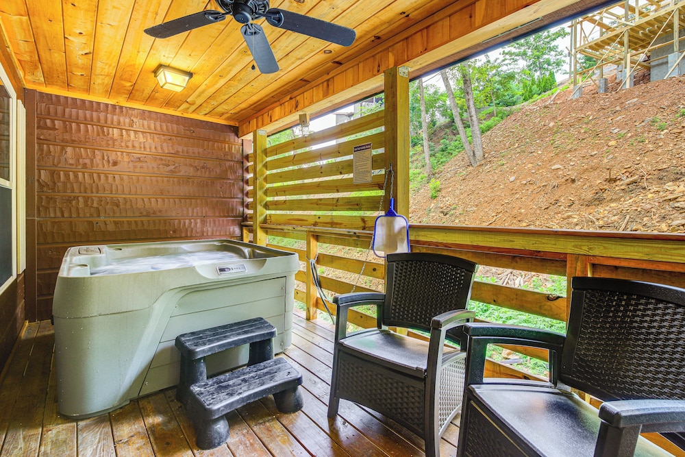 2 Mi To Dtwn Gatlinburg: 'Crescent Claw Cabin!' - Gatlinburg, TN