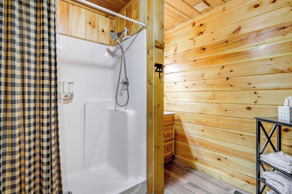 2 Mi To Dtwn Gatlinburg: 'Crescent Claw Cabin!' - Gatlinburg