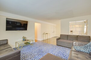 Apartamento (1 Bedroom) | Sala de estar | Televisor 