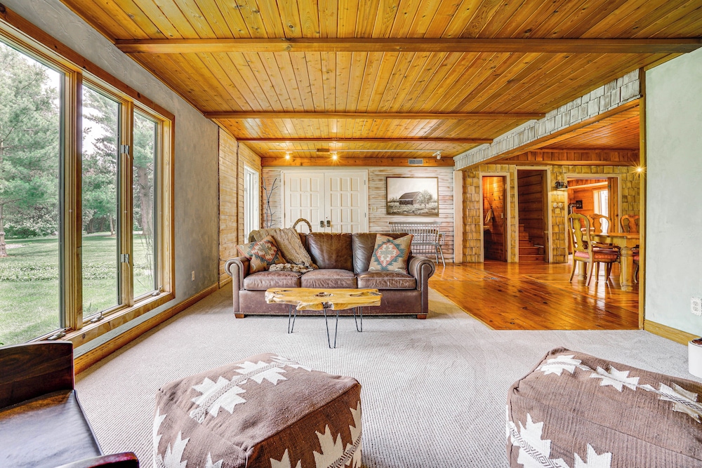 Picturesque Lake Elmo Cottage W/ Fire Pits! - Woodbury, MN