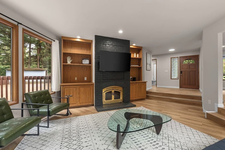 Midcentury Luxury Issaquah Home, 6 Beds, Sleeps 10 - Redmond, WA
