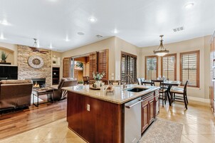 Casa, 6 quartos | Cozinha privada | Geladeira, fogão, cafeteira/chaleira, torradeira