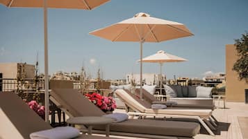 Piscina interior, piscina exterior, guarda-sóis, espreguiçadeiras