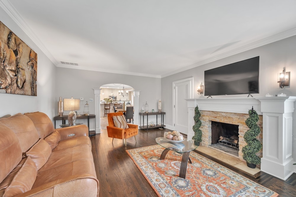 Serene & Charming 5br Des Plaines Getaway 5 Bedroom Home By Redawning - Melrose Park, IL