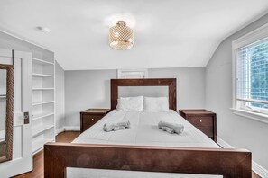 Casa, 5 quartos | 5 quartos, secretária, secretária adequada para computadores portáteis