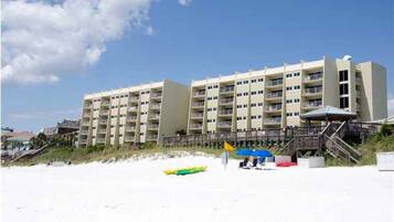 Apartamento em Condomínio Fechado, 2 quartos | Praia | Na praia