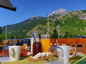 Café da manhã com buffet grátis todos os dias