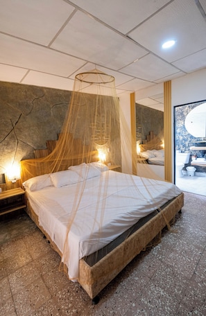 Suíte luxo, 1 cama King, banheiro privativo | Frigobar, escrivaninha, cortinas blackout, Wi-Fi de cortesia