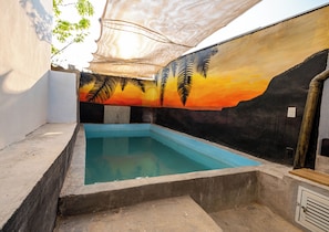 Piscina externa, funciona das 10h às 22h, espreguiçadeiras