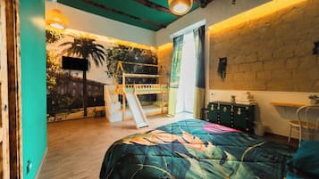 Quarto Quádruplo Deluxe, varanda, Vista para a cidade | Secretária, secretária adequada para computadores portáteis
