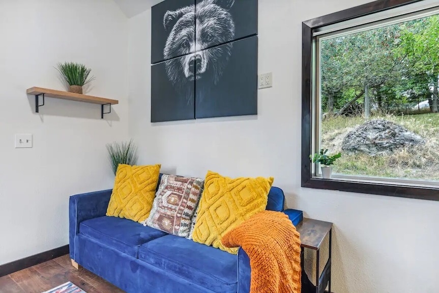 Lakesides Cozy Tiny House Escape - Walk To Beach & Downtown - Pet-friendly - Montana