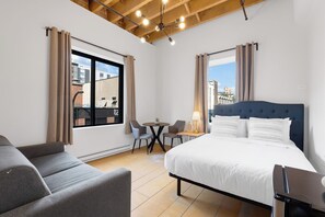 Quarto Exclusivo, 1 cama queen-size e sofá-cama (Shared Bathroom) | Roupa de alta qualidade, camas de colchão viscoelástico