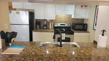 Apartamento em Condomínio Fechado, várias camas, varanda, vista para a piscina (Gulfpoint 1302) | Cozinha privada | Um frigorífico, um micro-ondas, um forno, uma placa de cozinha