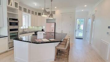 Casa, várias camas, acesso à piscina (Padre Beach House) | Cozinha privada | Um frigorífico, um forno, uma placa de cozinha