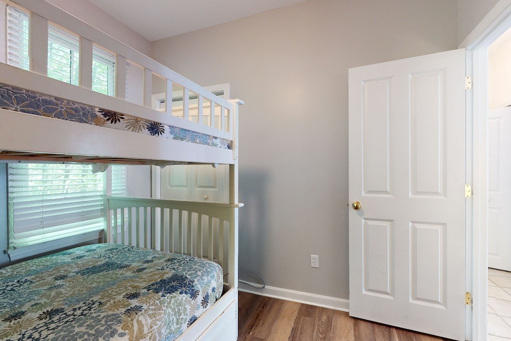 Cozy Seaside Community Cottage W/ Pool, Hot Tub, Tennis, Playground And More - Ogunquit, ME