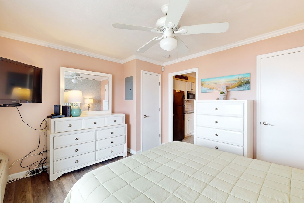 Modern Condo Close To Beach With Pool, Hot Tub, & Water View - Garden City, SC