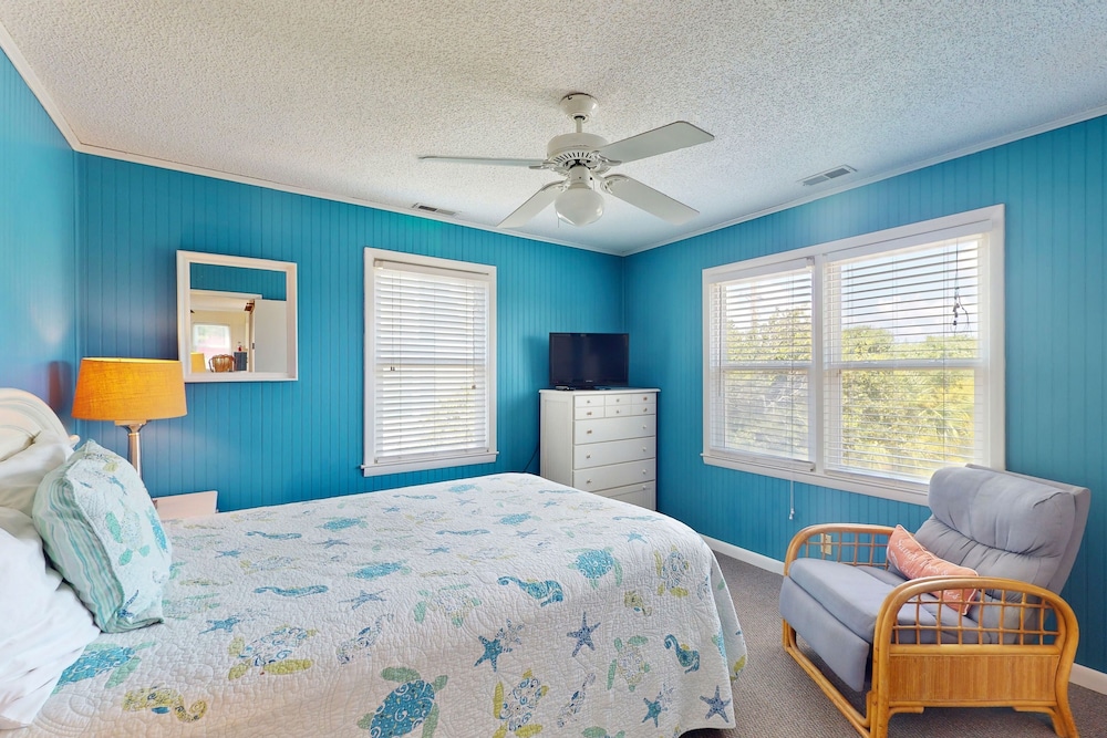 Charming Coastal Dog Friendly Apartment Near The Beach - Emerald Isle, NC