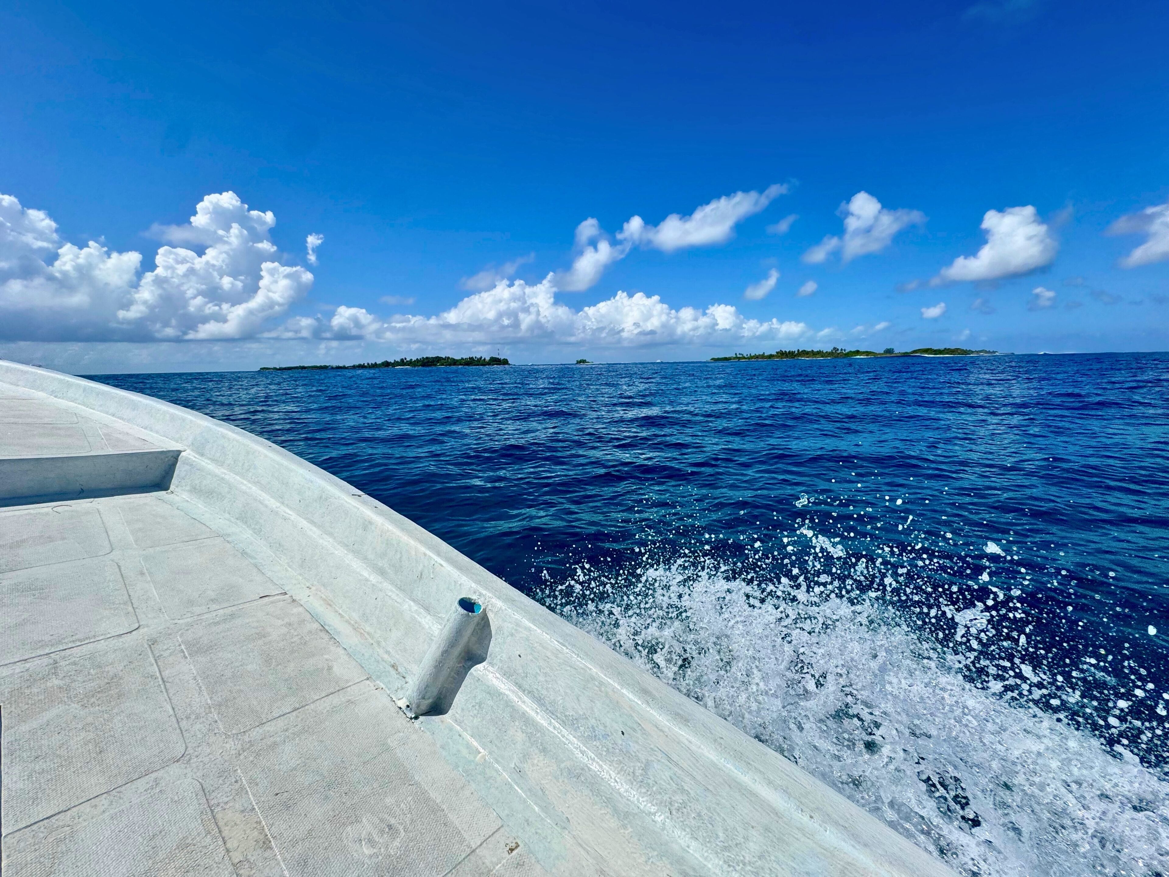 Praia particular, areia branca, espreguiçadeiras, guarda-sóis 