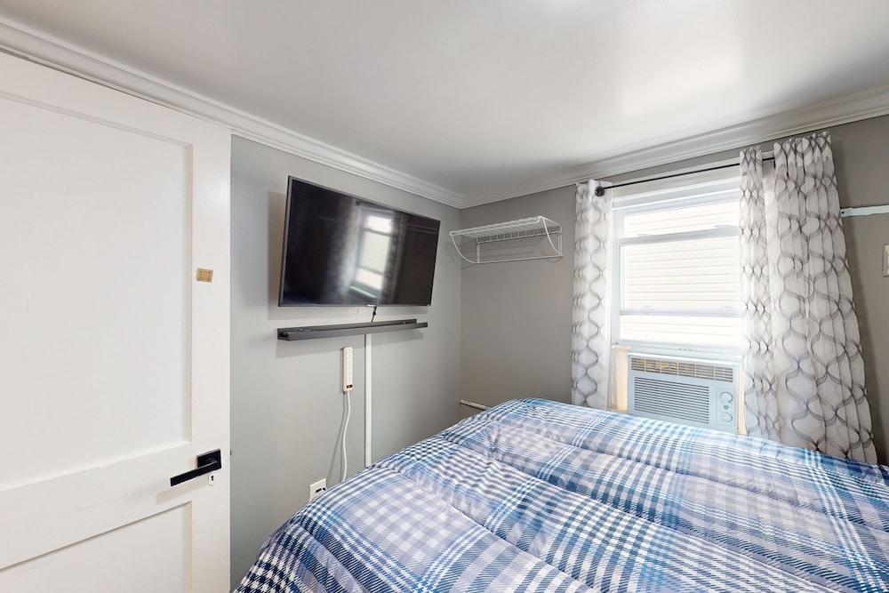Recently Updated 2nd-floor Condo Near Beach With Outdoor Pool, Deck, Streaming - Ocean City, MD
