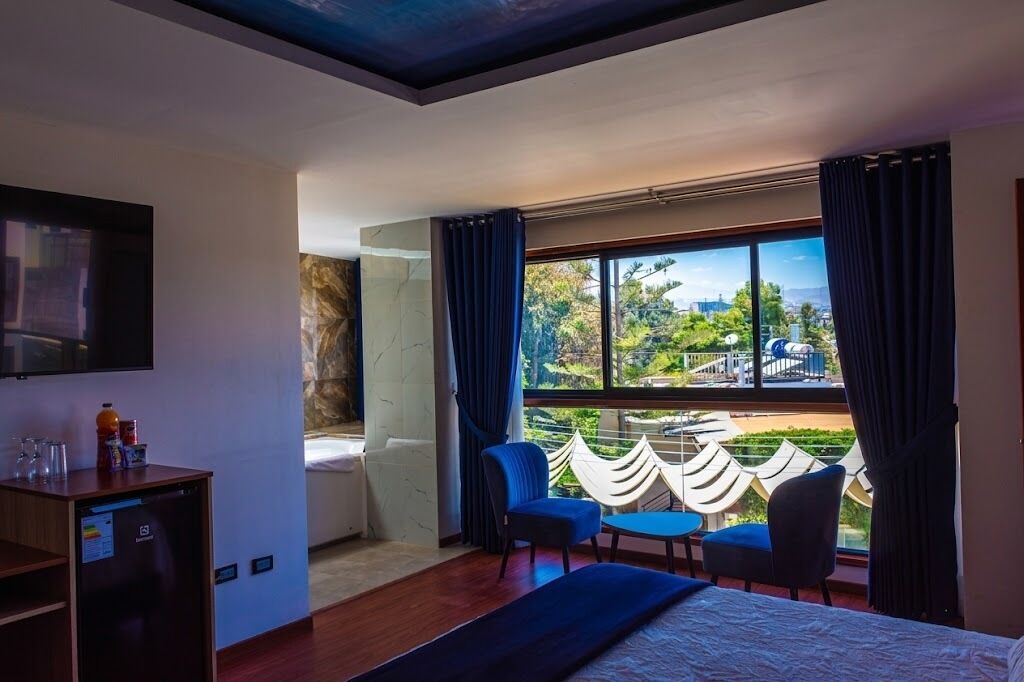 Suite Deluxe, vista para o pátio | Minibar, cofre no quarto, com decoração personalizada, secretária 