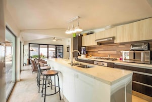 Casa Deluxe, não fumadores, piscina privativa | Cozinha privada | Um frigorífico/congelador grande, um micro-ondas, um forno