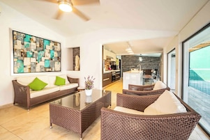 Casa Deluxe, não fumadores, piscina privativa | Sala | Televisor