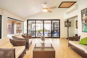 Casa Deluxe, não fumadores, piscina privativa | Sala | Televisor