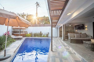 Piscina exterior, guarda-sóis, espreguiçadeiras