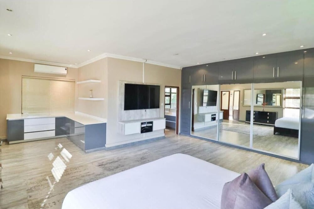 Spacious 6-bedroom House With Swimming Pool,  Wifi And Ac In  Sandton. - Randburg