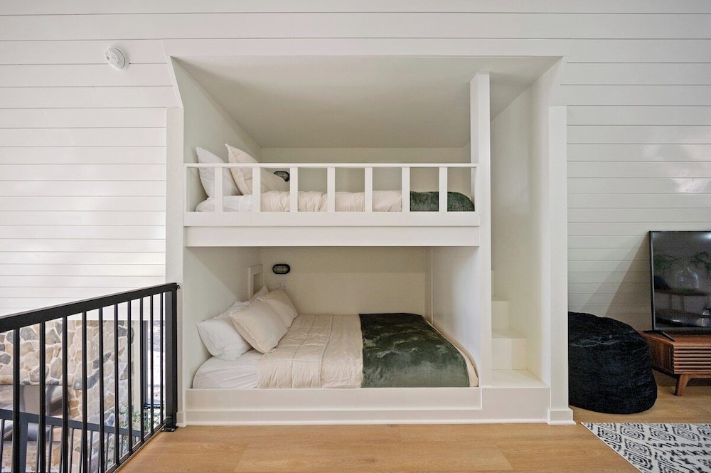 Chic A-Frame, Modern, Hot Tub, Spa Baths, Fire Pit - Hochatown | Abritel