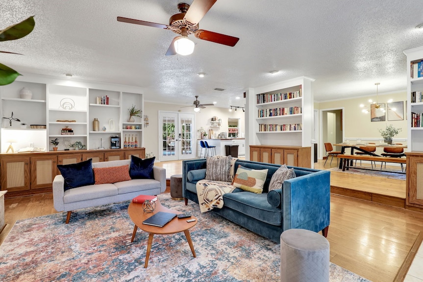 Private Resort W\/ Imax Theater, Heated Pool & Fire Pit! 24\/7 Concierge Service - Naples, FL