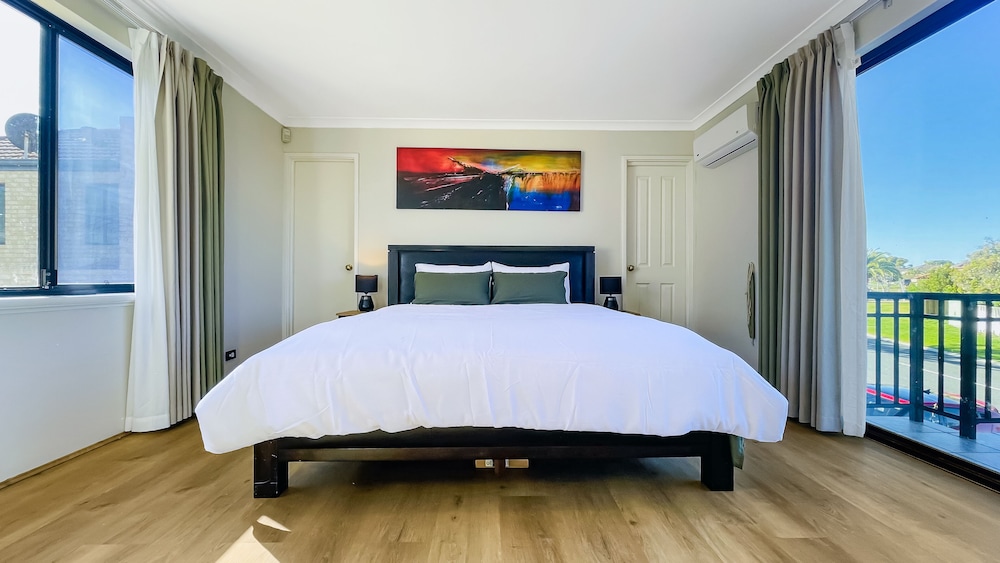 Indian Ocean View With Three King Bedrooms - Joondalup