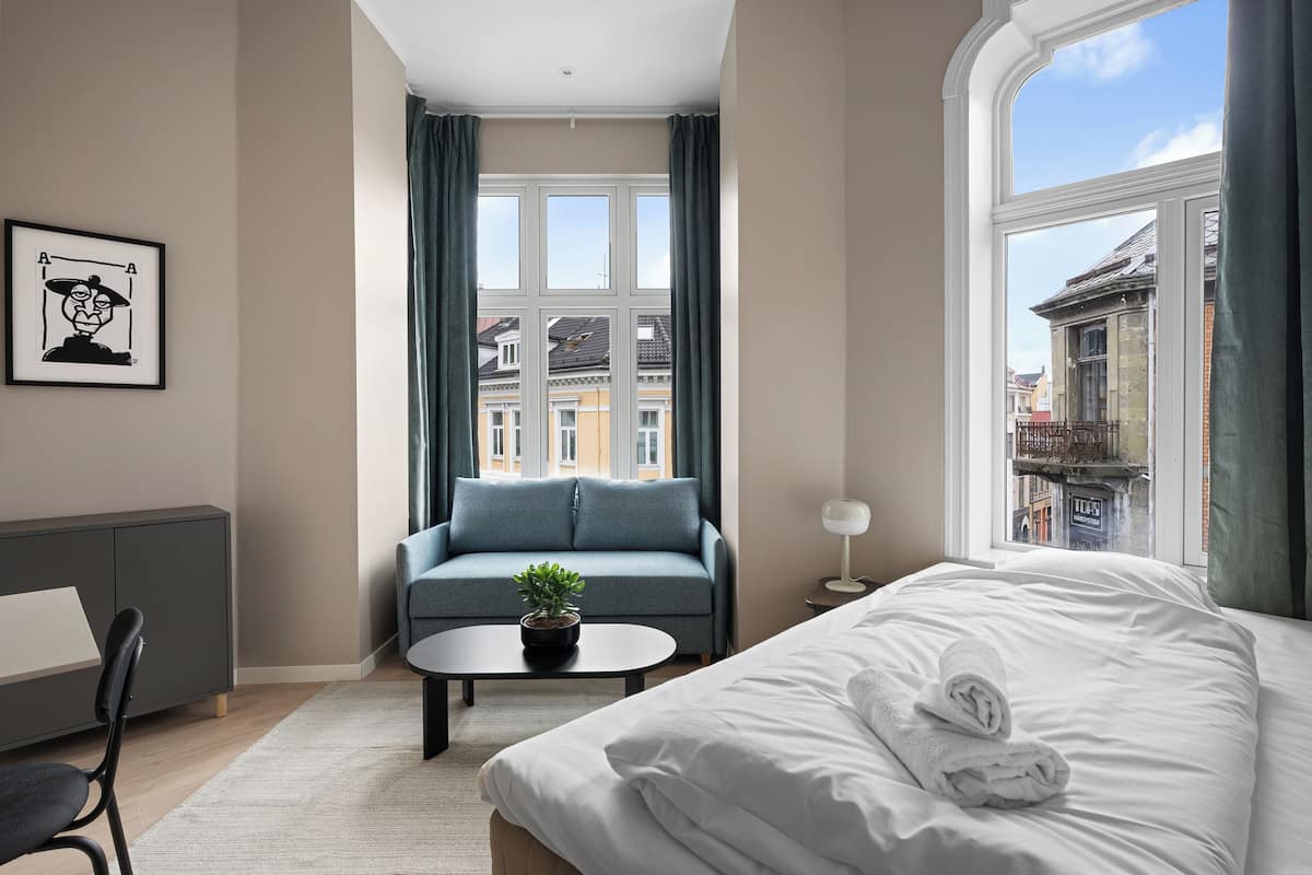 Quarto Quádruplo Familiar | Secretária, secretária adequada para computadores portáteis