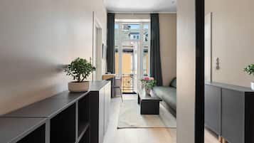 Quarto Duplo, varanda, Vista para a cidade | Kitchenette privada | Minifrigorífico, um micro-ondas